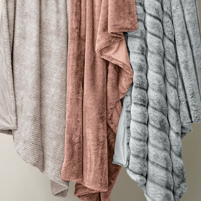 Classic faux fur throw blanket | Sleep Number